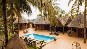 Casa de Campo Clássica, vista para a piscina | Secretária adequada para computadores portáteis