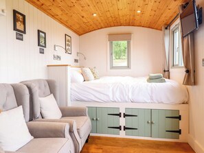 1 quarto, com decoração personalizada, com mobília individualizada