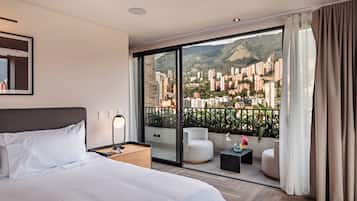 Duplex premium, vista para a cidade | Roupas de cama premium, edredons de pluma, cofres nos quartos