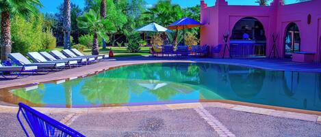 Piscina externa, funciona das 7h às 22h, espreguiçadeiras