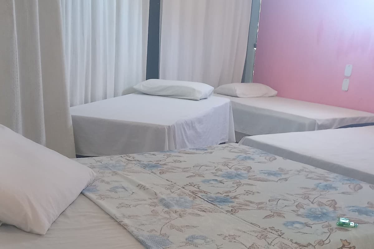 Quarto quádruplo econômico | Ferros/tábuas de passar roupa
