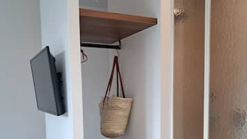 Cofres nos quartos, cortinas blackout, Wi-Fi de cortesia
