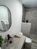 Quarto Duplo Básico, 1 cama queen-size | Casa de banho | Um polibã, artigos de higiene pessoal grátis, toalhas fornecidas, sabão 