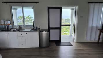 Suíte conforto, varanda, vista para o oceano | Área de estar
