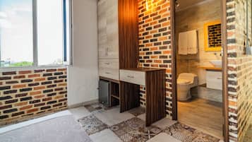 Quarto quádruplo, vista para a cidade | Escrivaninha, espaço de trabalho para notebook