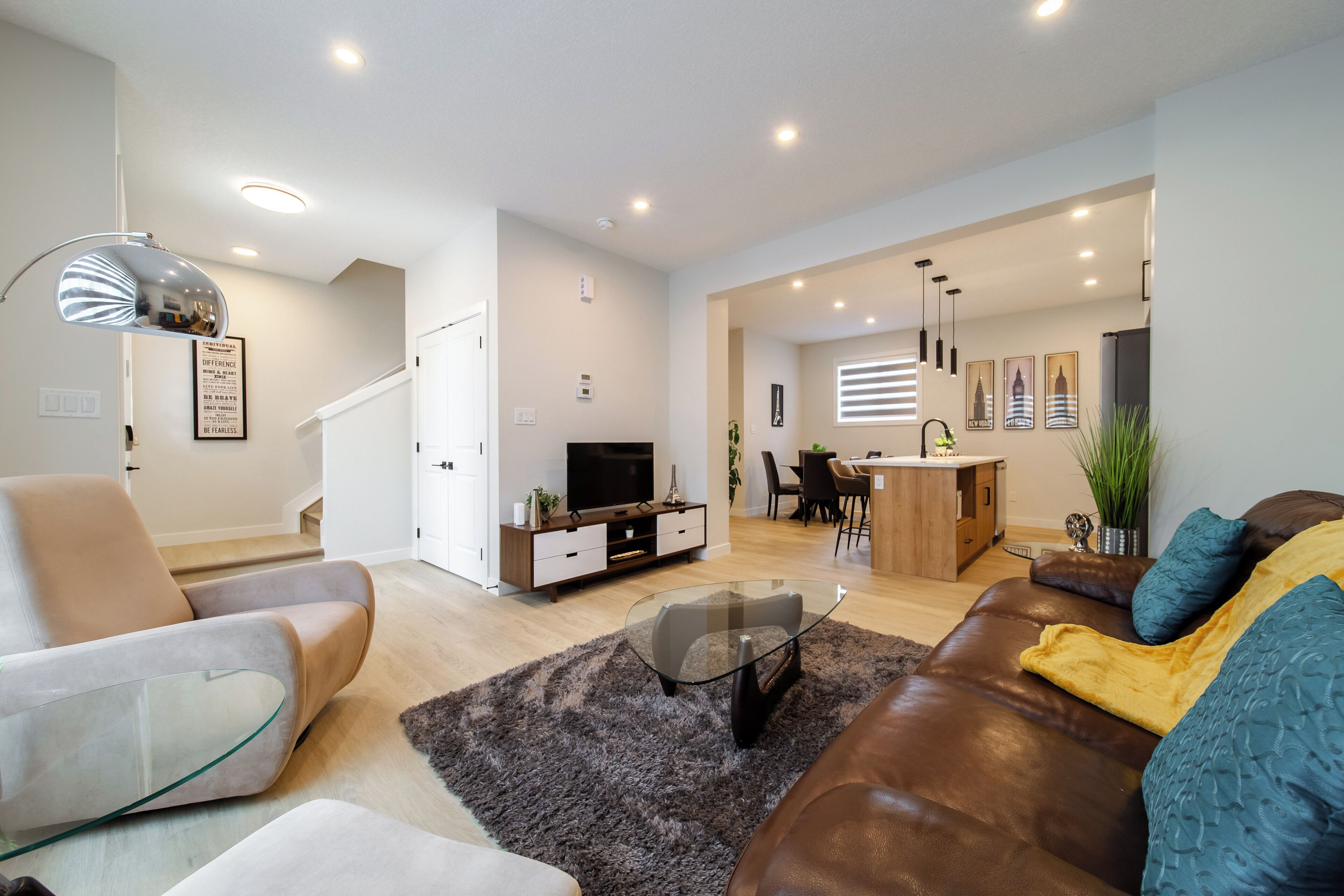 Cozy Spacious 3 Bedroom Retreat ~ Free Parking  2.5 Bath - Edmonton