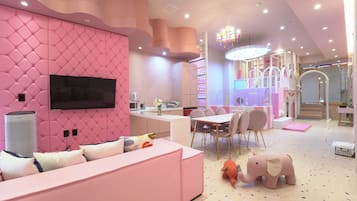 Kids Pink Room | Sala de estar | Televisor de 40 polegadas com canais por cabo, piso aquecido
