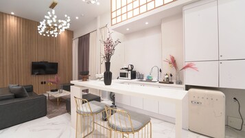 City White Room | Cozinha privada | Minifrigorífico, um micro-ondas, uma cadeira de bebé 