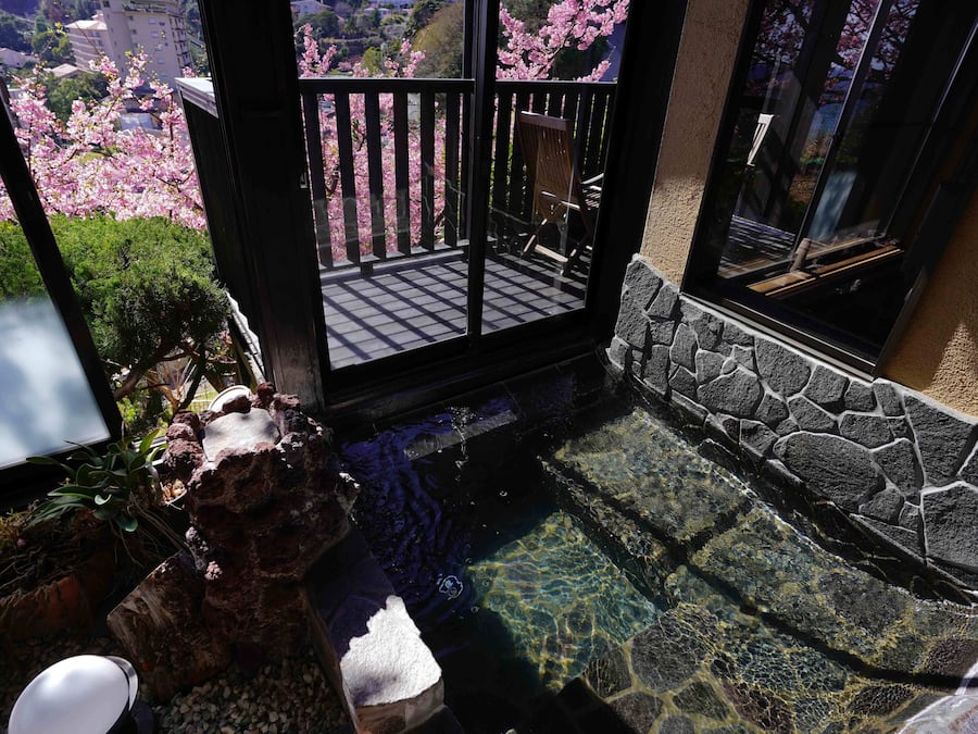 Quarto Duplo Deluxe, varanda, vista para o mar | Casa de banho | Um polibã e uma banheira separados, banheira de água mineral