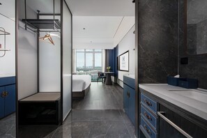 Quarto casal conforto | Escrivaninha, espaço de trabalho para notebook, Wi-Fi de cortesia