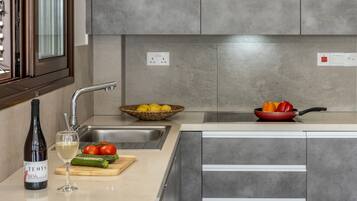 Um micro-ondas, uma cafeteira/bule, utensílios de cozinha