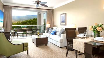 Condo (2 Bedrooms) | Sala de estar | TV