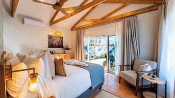 Quarto casal luxo, vista para a piscina | Roupas de cama premium, cofres nos quartos, cortinas blackout