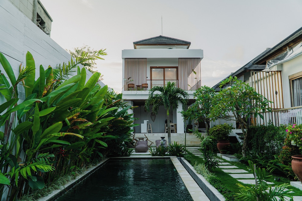 Sanjula Uluwatu - Uluwatu
