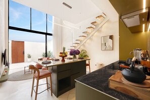 Vila luxo, sacada, vista para o jardim | Cozinha privada | Geladeira grande, micro-ondas, fogão, cooktop