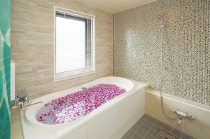 Quarto Deluxe | Casa de banho | Um polibã e uma banheira separados, um secador de cabelo, roupões