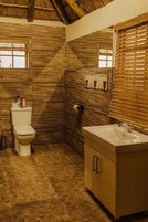 Quarto Deluxe | Casa de banho | Toalhas fornecidas, sabão, papel higiénico 