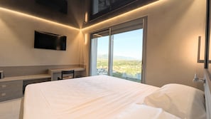 Quarto casal ou duplo design, sacada, vista para a colina | Cofres nos quartos, escrivaninha, Wi-Fi de cortesia