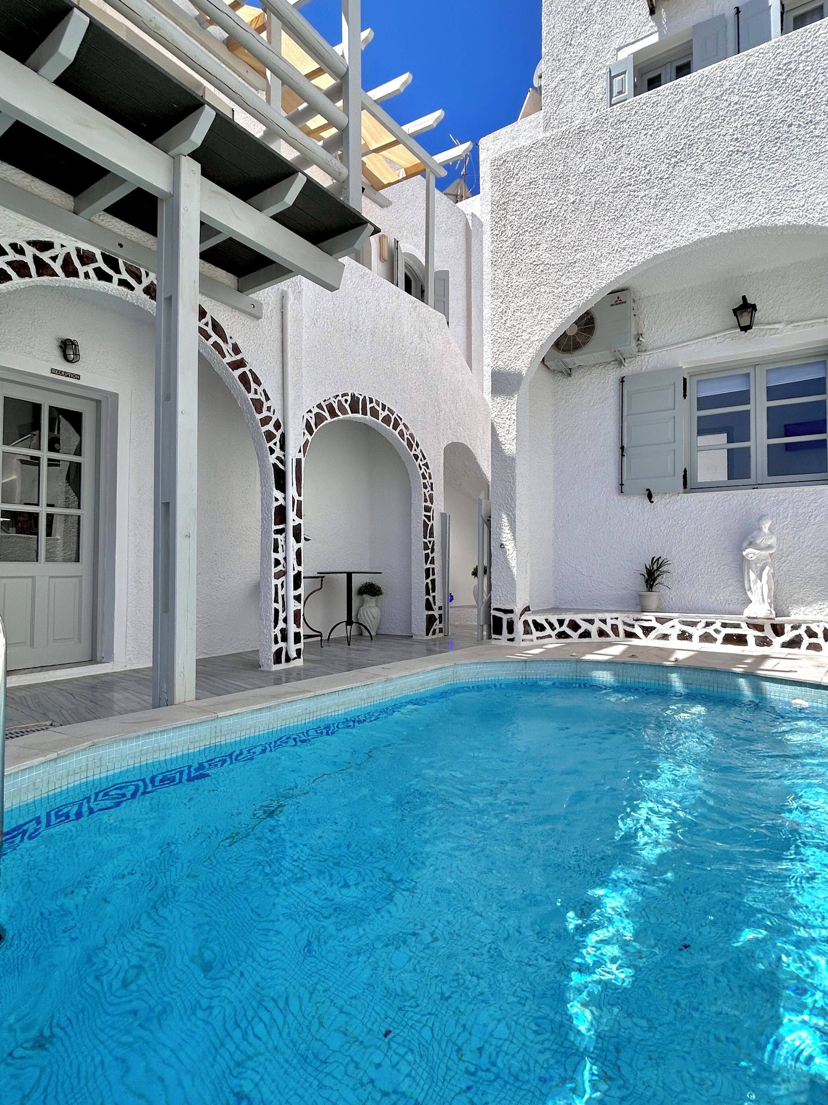 Piscina externa sazonal, funciona das 9h às 20h, espreguiçadeiras