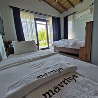 Quarto triplo, vista para o jardim | Cofres nos quartos, Wi-Fi de cortesia