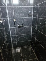 Quarto casal, vista para o jardim | Banheiro | Chuveiro, secador de cabelo, chinelos, toalhas de banho