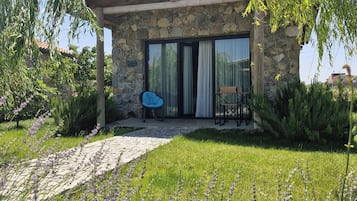 Quarto triplo, vista para o jardim | Cofres nos quartos, Wi-Fi de cortesia