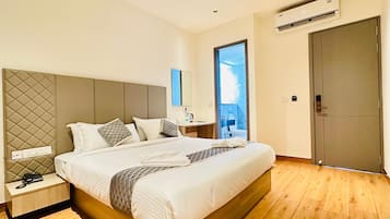 Quarto standard, 1 cama King | Escrivaninha, espaço de trabalho para notebook, Wi-Fi de cortesia