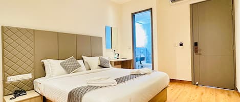 Quarto Standard, 1 cama king-size | Secretária, secretária adequada para computadores portáteis