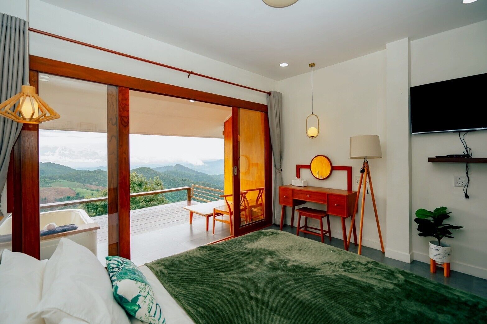 Quarto Deluxe, 1 cama king-size, vista para a colina | Sala de estar | Televisor de ecrã plano de 32 polegadas com canais por cabo 