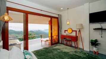 Quarto Deluxe, 1 cama king-size, vista para a colina | Sala de estar | Televisor de ecrĂŁ plano de 32 polegadas com canais por cabo