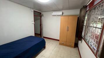 Quarto Básico, varanda | Secretária