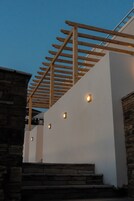 Fachada do alojamento (tarde/noite)