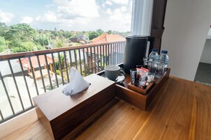 Quarto Duplo, vista para o pátio | Secretária, secretária adequada para computadores portáteis 