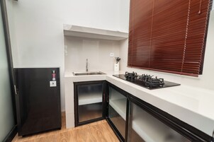 Quarto Duplo, vista para o pátio | Cozinha privada | Um frigorífico, uma placa de cozinha, uma máquina de lavar louça 