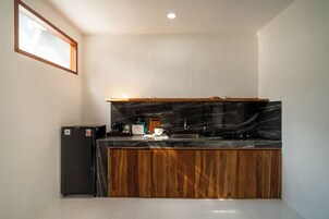 Quarto Duplo Executivo | Cozinha privada | Um frigorífico, uma chaleira elétrica