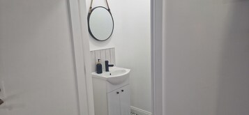 Um polibã, um secador de cabelo, toalhas fornecidas 