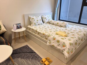 Apartamento, sacada, vista para a piscina | Roupas de cama antialérgicas, escrivaninha, quartos à prova de som