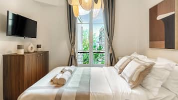 Apartamento Comfort, Vista para a cidade | Sala de estar | Smart TV de 80 cm com canais digitais