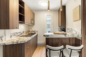 Apartamento Comfort, Vista para a cidade | Cozinha privada | Minifrigorífico, um micro-ondas, uma placa de cozinha 