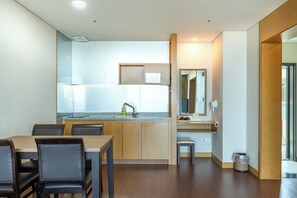 Quarto Duplo ou Twin Básico, varanda, vista para o oceano | Cozinha privada | Minifrigorífico, um micro-ondas no espaço comum, uma placa de cozinha