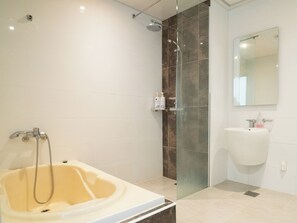 Quarto Quádruplo Familiar, varanda, vista para a montanha | Casa de banho | Um polibã e uma banheira separados, um secador de cabelo