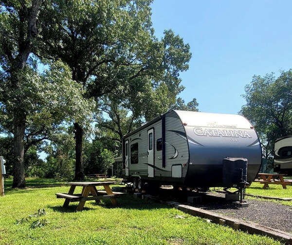 Serene Pinehurst Camper - Sleeps 2 - Pet Friendly - Stagecoach, TX