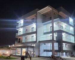 Um edifício de vários andares com varandas e janelas amplas, provavelmente um hotel ou complexo de apartamentos.