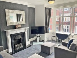 Apartamento, 2 quartos | Área de estar