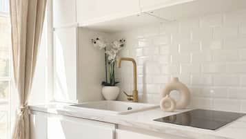 Estúdio, vista para a cidade | Cozinha privada | Frigobar, micro-ondas, cooktop, máquina de café expresso