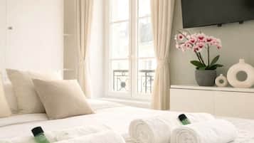 Estúdio, vista para a cidade | Área de estar | Smart TV 80 cm com canais digitais