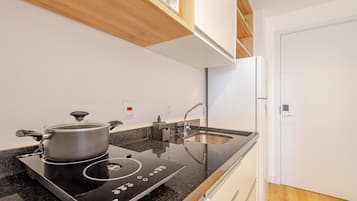 Estúdio, 2 camas de solteiro, vista para a cidade | Cozinha privada | Geladeira, micro-ondas, cooktop, máquina de café expresso