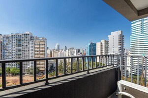 Estúdio premium, 1 cama de casal, vista para a cidade | Varanda coberta