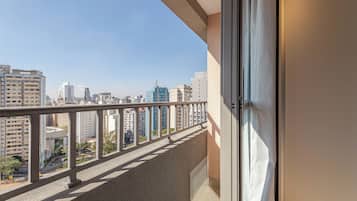 Estúdio, vista para a cidade | Varanda coberta