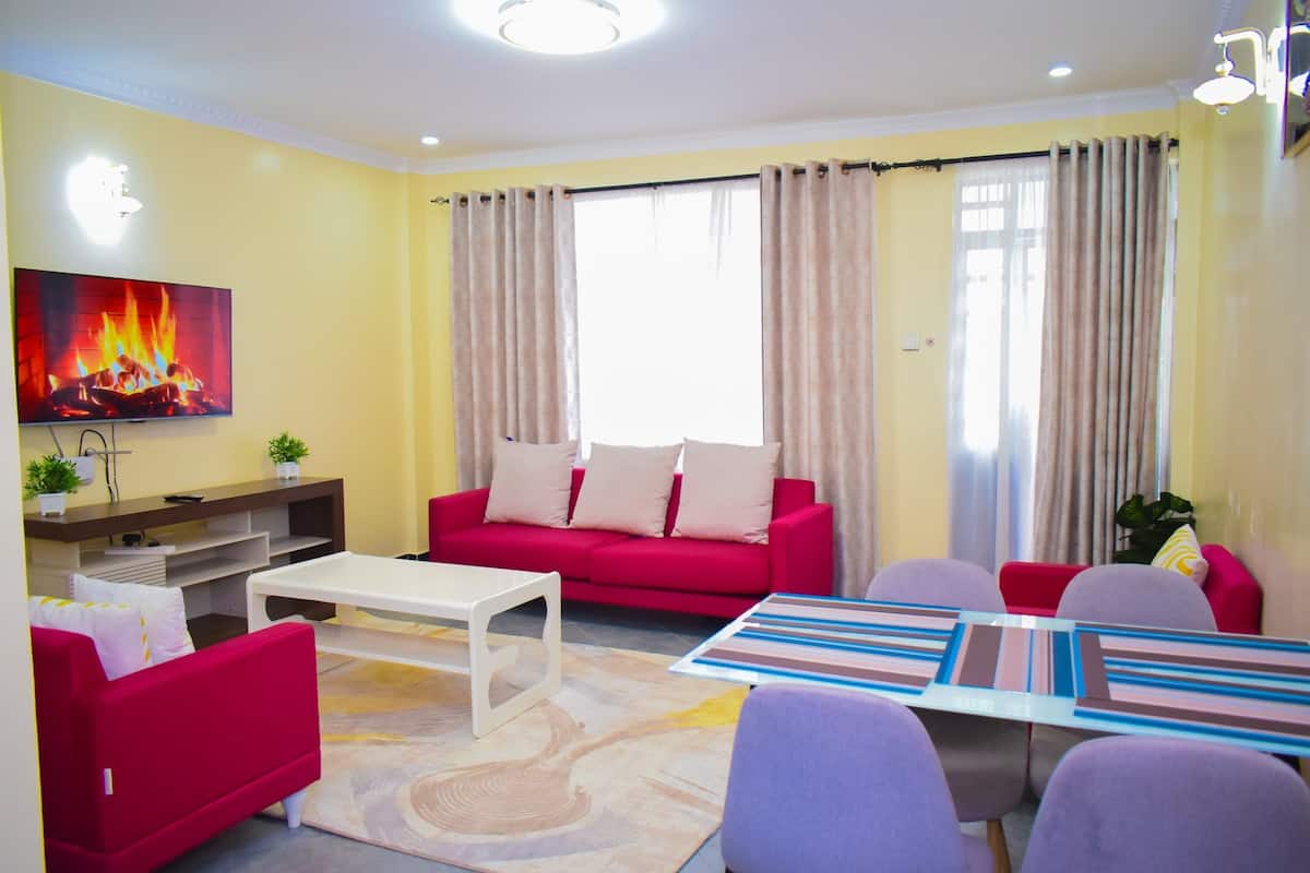 Apartamento Deluxe, Vista para a cidade | Sala de estar | Smart TV de 24 polegadas com canais digitais